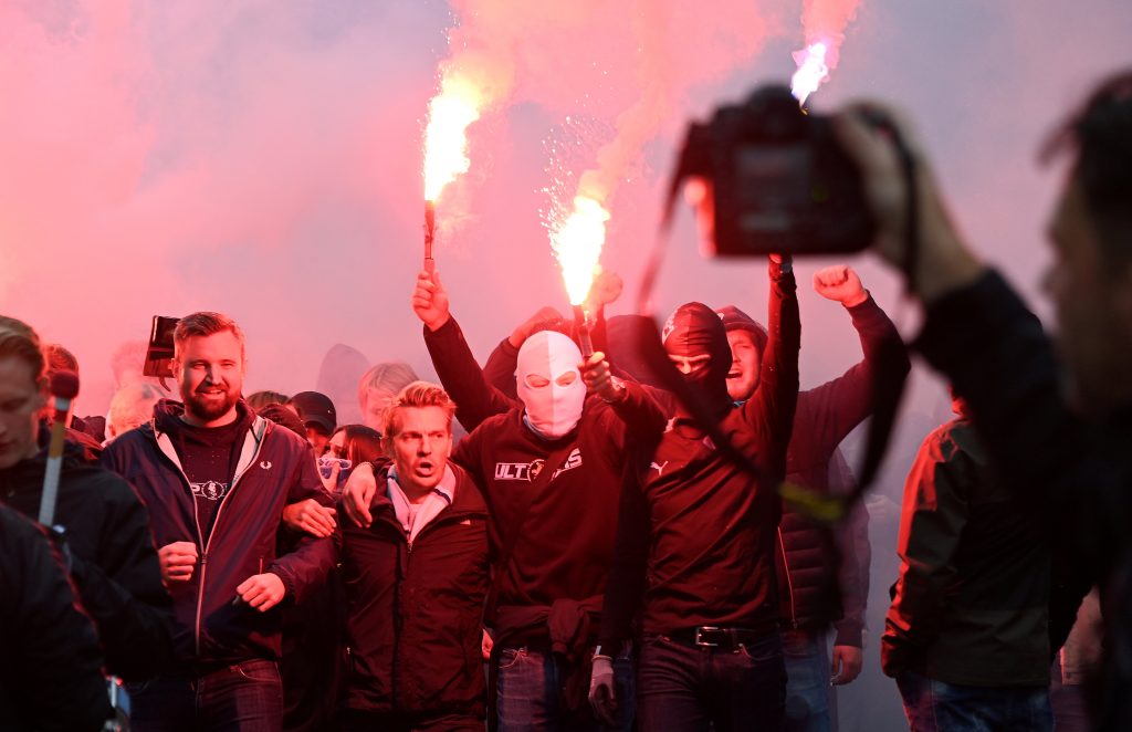Bengaler bangers och rök under MFF supportrarnas marsch mot stadion ...