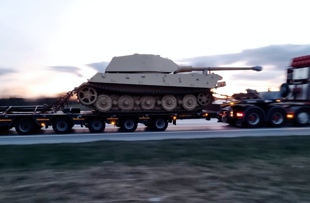 En Königstiger (Tiger II) körande på en transport längs Västkustvägen i ...